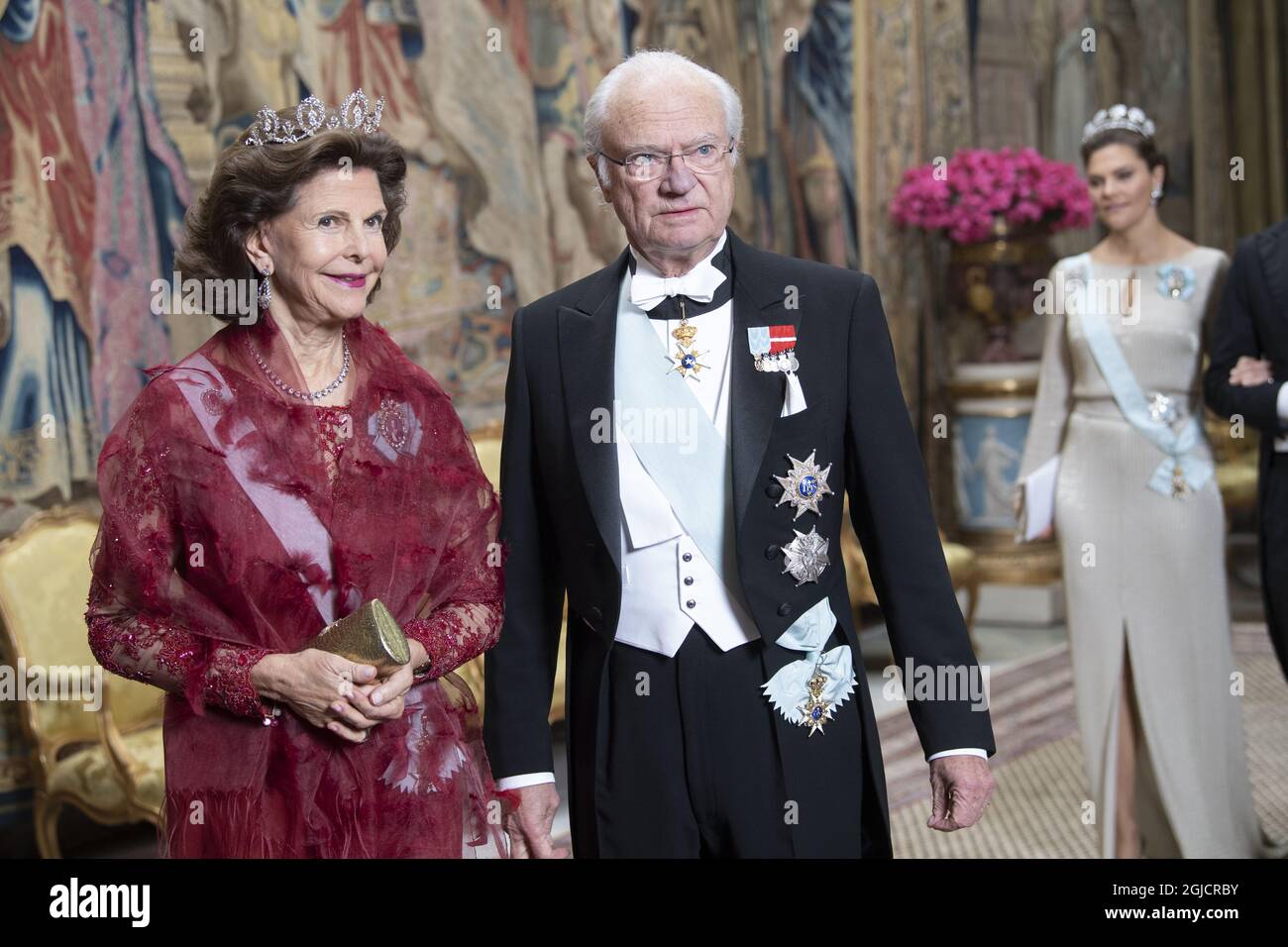STOCKHOLM 20191112 Drottning Silvia och kung Carl XVI Gustaf anlander till en ...