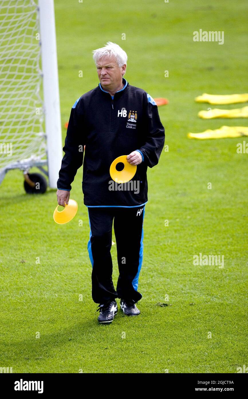 Manchester City's manager Sven Goran Eriksson watches the players ...