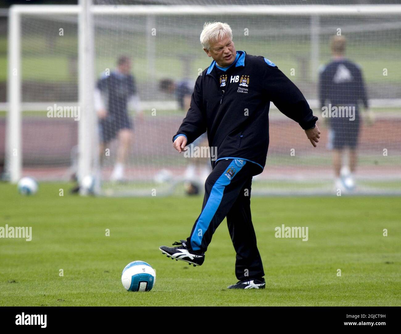 Manchester City's manager Sven Goran Eriksson watches the players ...