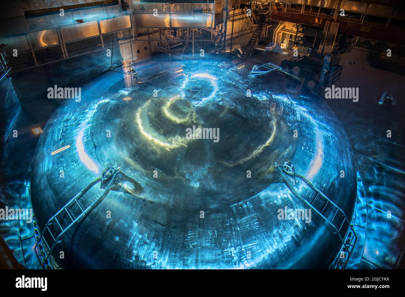 OSKARSHAMN 20190514 Nuclear plant turbine hall cap on the core Foto ...
