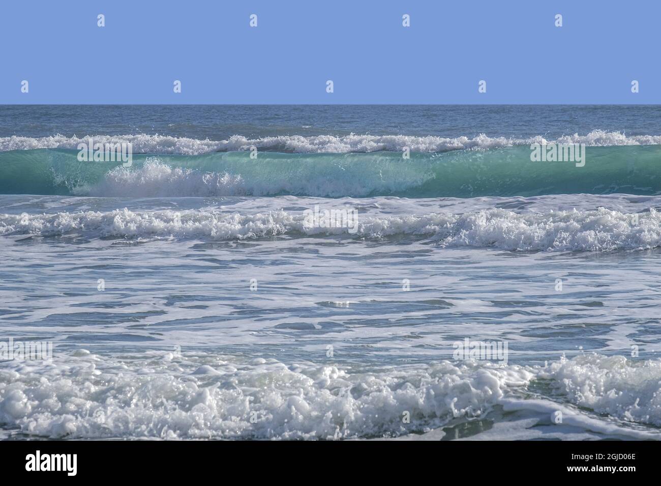 Crashing waves atlantic hi-res stock photography and images - Alamy