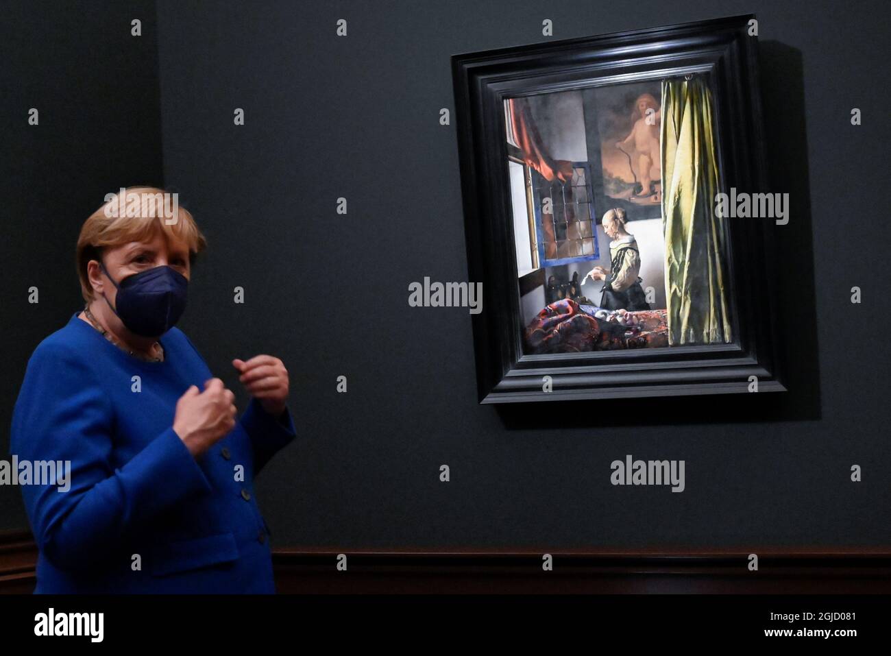 Johannes vermeer girl reading letter hi-res stock photography and ...