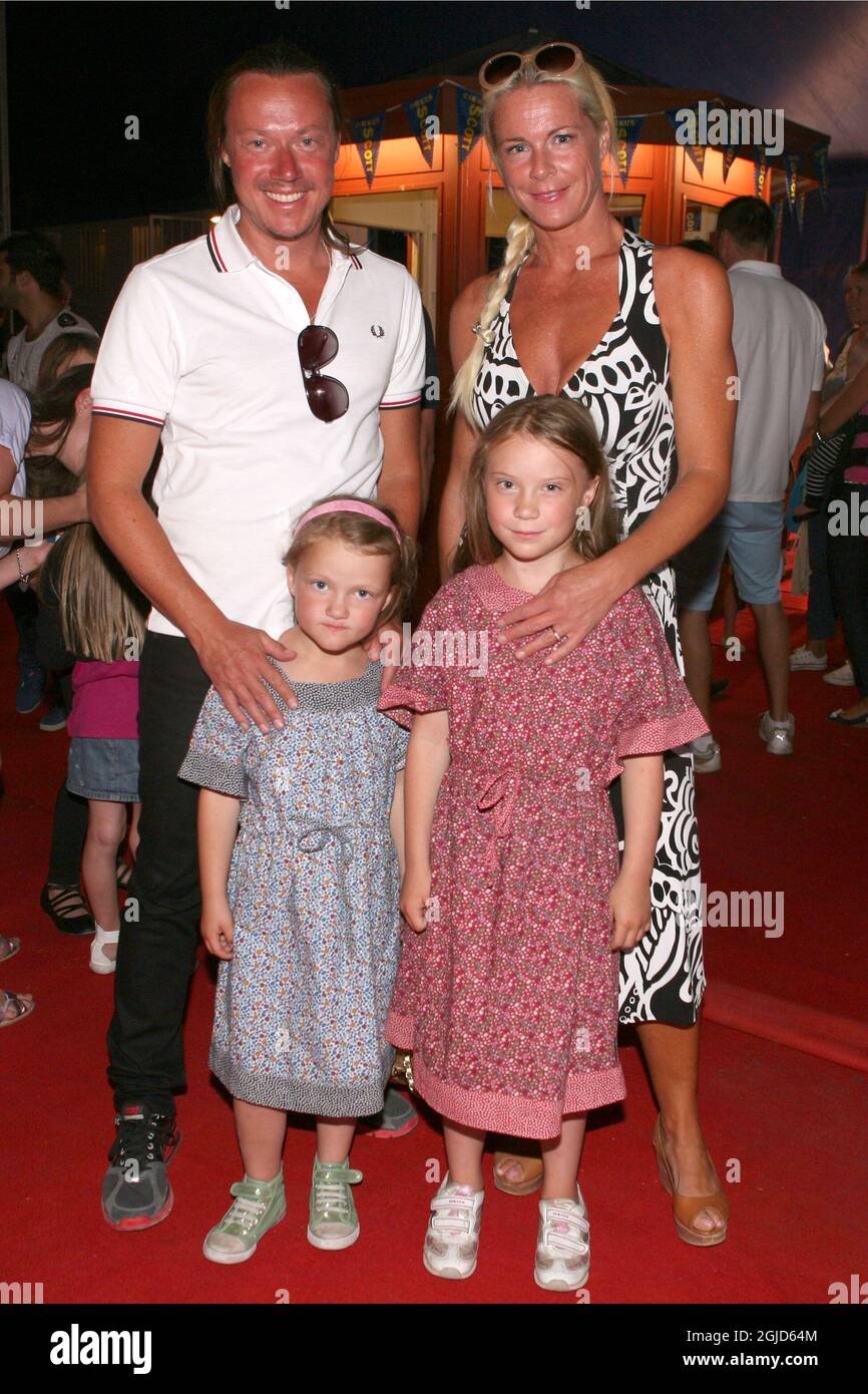 Malena Ernman (right), Svante Thunberg (left), and their children Beata ...