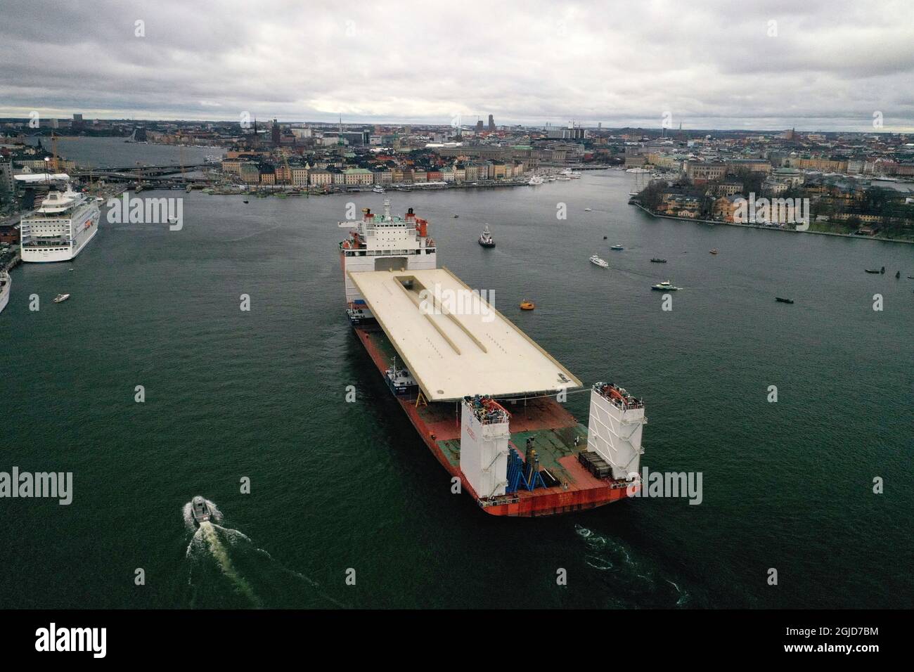 The Chinese cargo ship Zhen Hua 33 transporting the new Slussen bridge ...