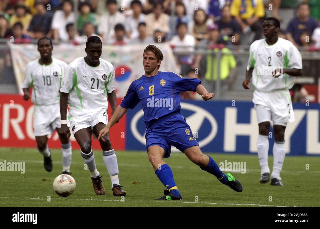 Sweden's Anders Svensson pass the ball as Nigeria's John Utaka (21 ...