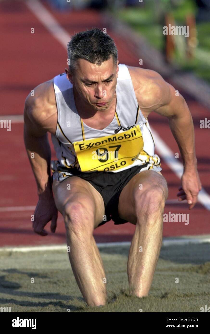 Jonathan edwards triple jump hi-res stock photography and images - Alamy