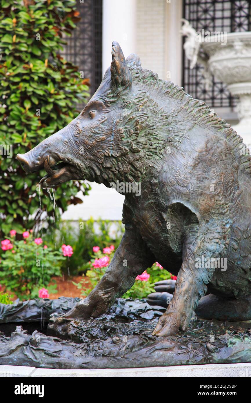 USA, Georgia, Savannah, Razorback fountain in the garden of the Kessler ...