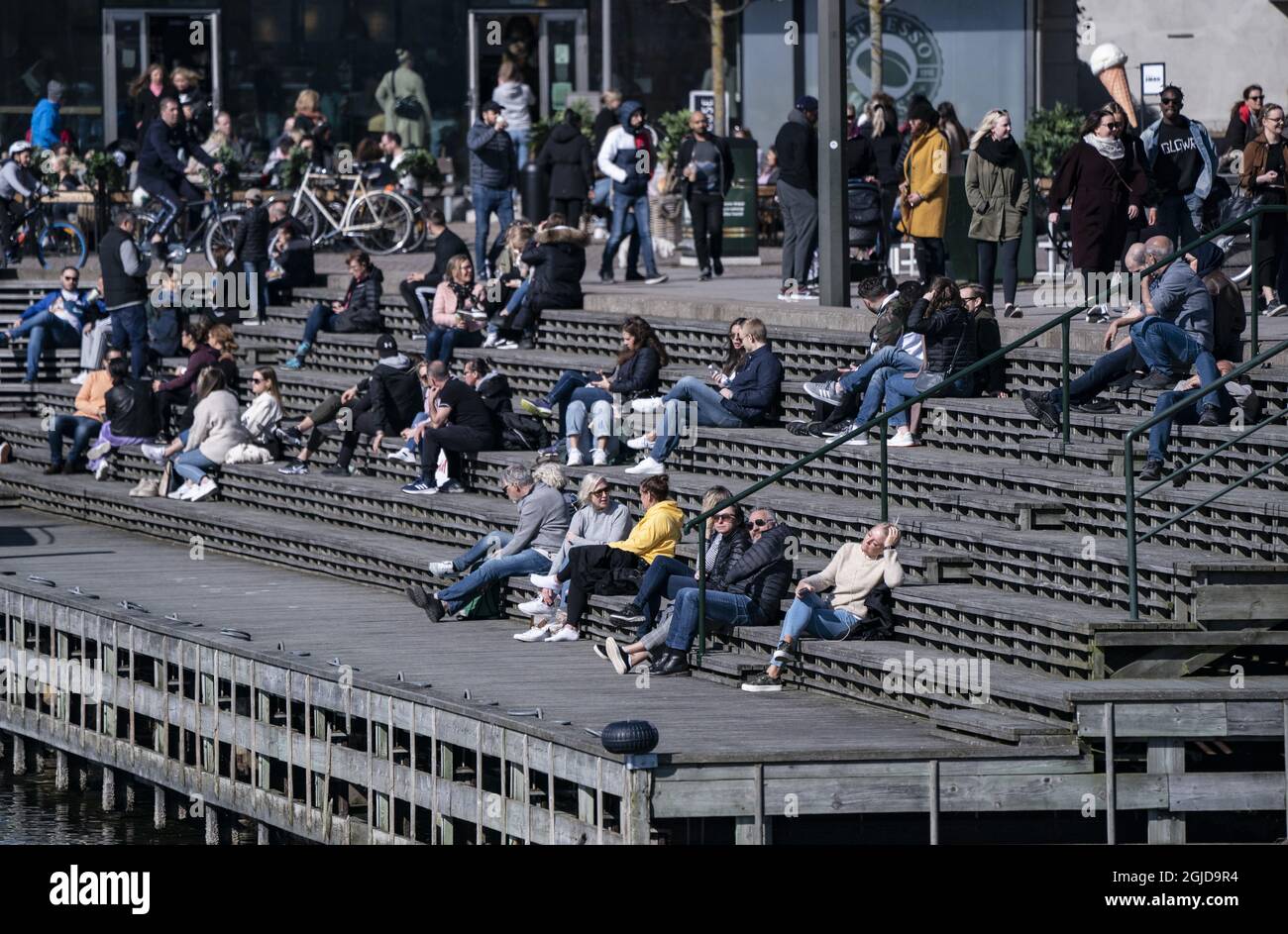 Swedes enjoying the sunshine and warm weather at the Western Harbour in ...