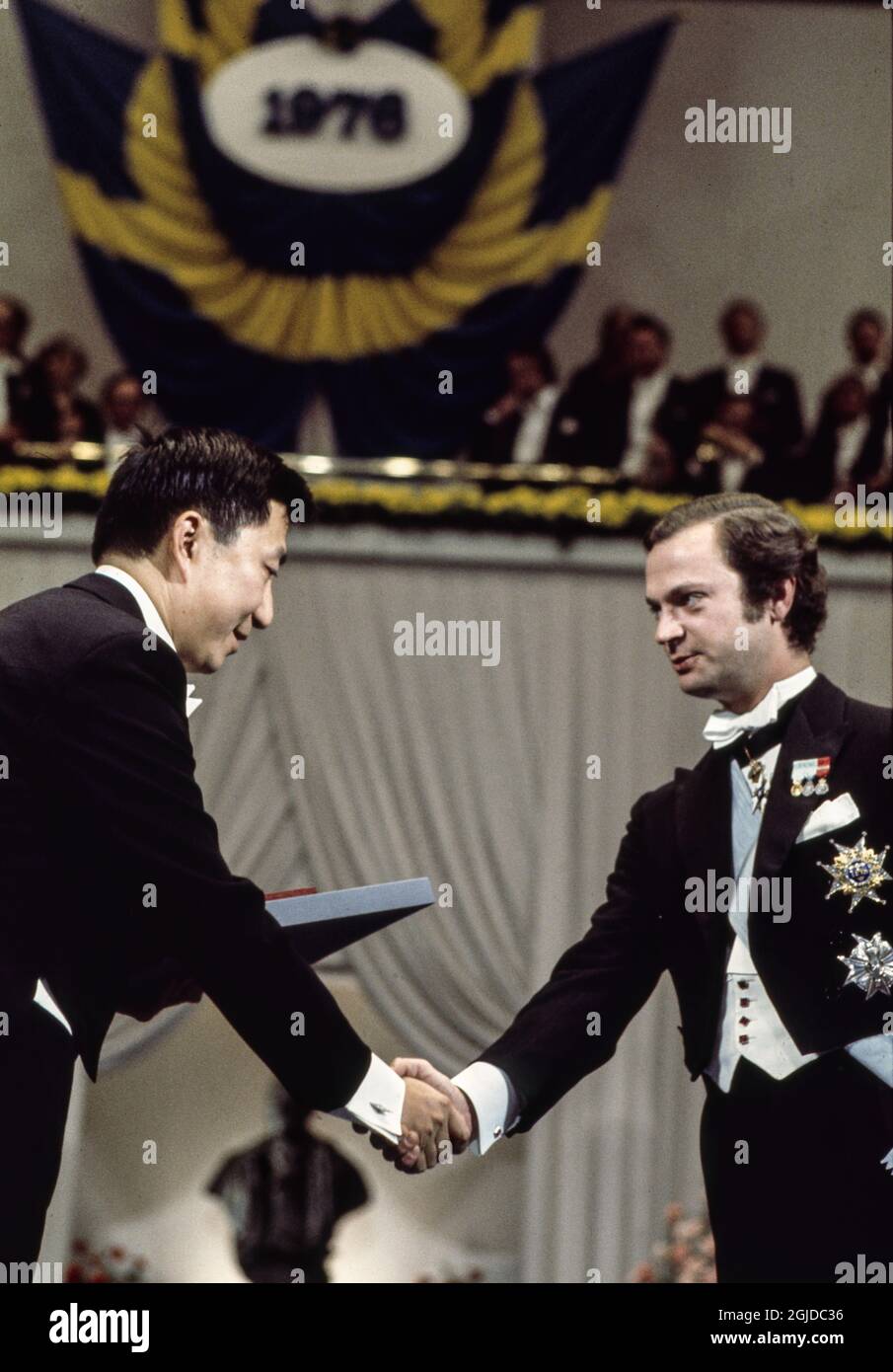 STOCKHOLM 1976-12-10 American physicist Samuel C. C. Ting (L) receives ...