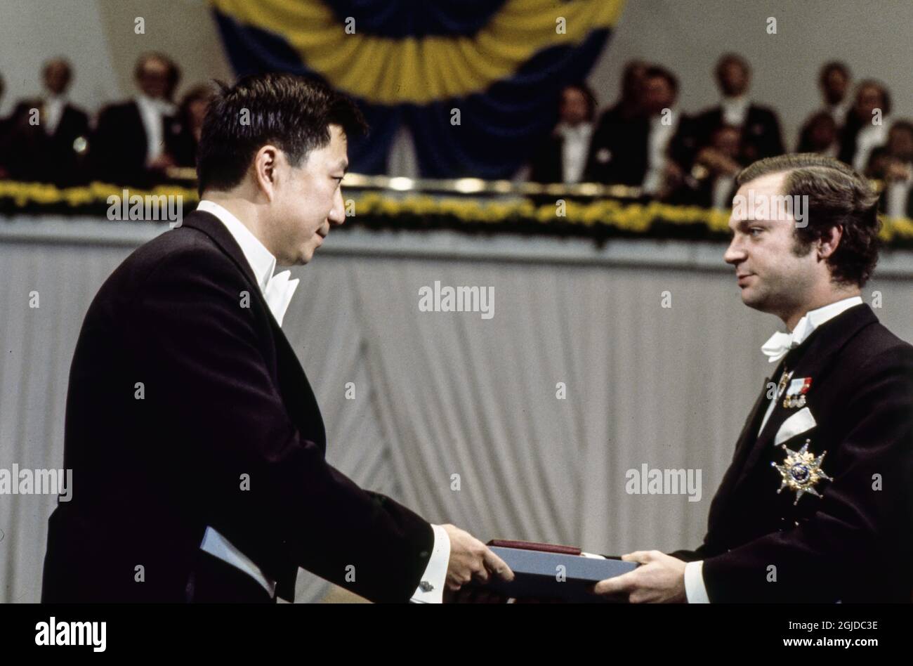 STOCKHOLM 1976-12-10 American physicist Samuel C. C. Ting (L) receives ...