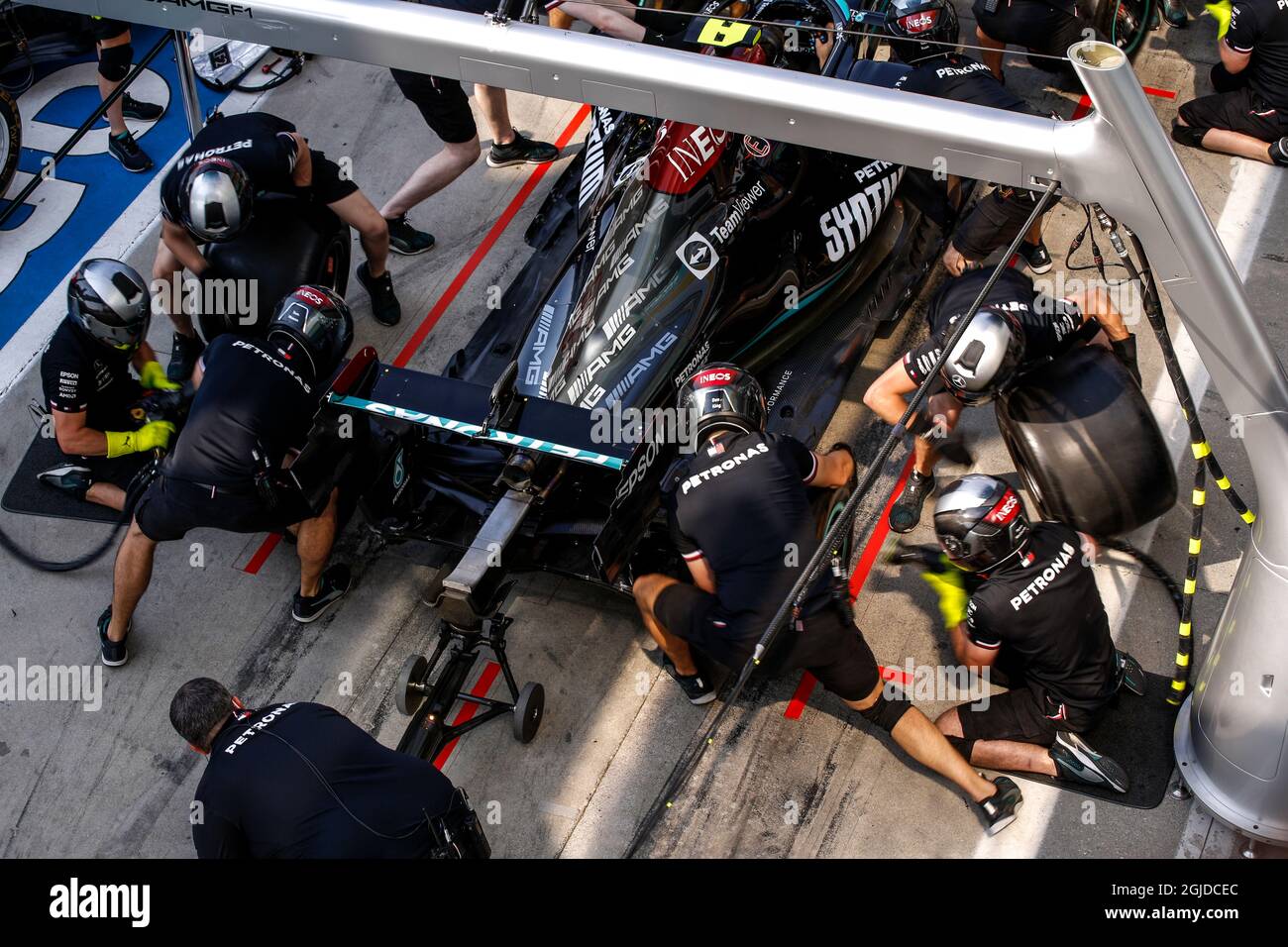Mercedes f1 pit stop 2021 hi-res stock photography and images - Alamy