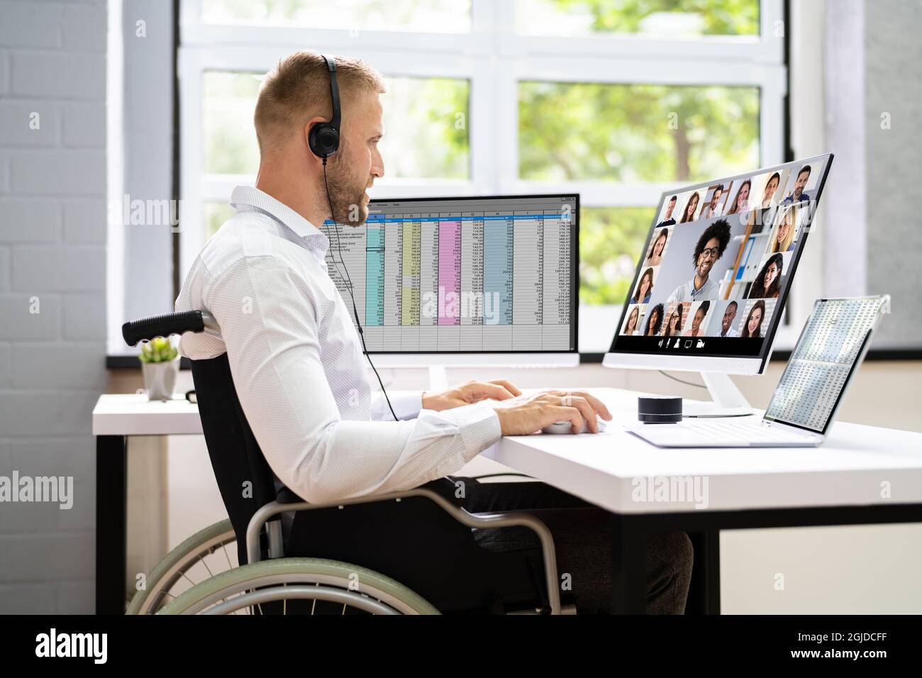 Virtual working work hi-res stock photography and images - Alamy