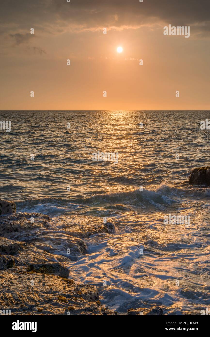 Sun over ocean hi-res stock photography and images - Alamy