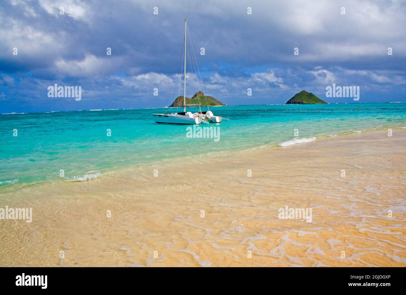 USA, Hawaii, Oahu, Lanikai Beach with tropical blue water and islands ...