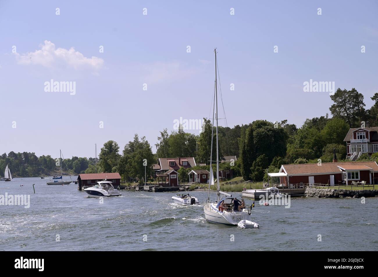 Boats and houses on an island in Stockholm archipelago. Photo Janerik ...