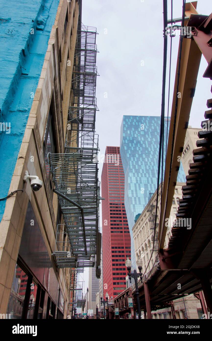 Usa, Illinois, Chicago, The Loop, El (elevated train) and fire escapes ...