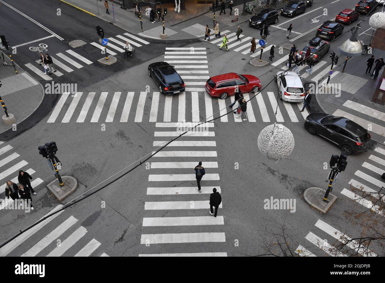 A diagonal pedestrian crossing at Master Samuelsgatan and ...