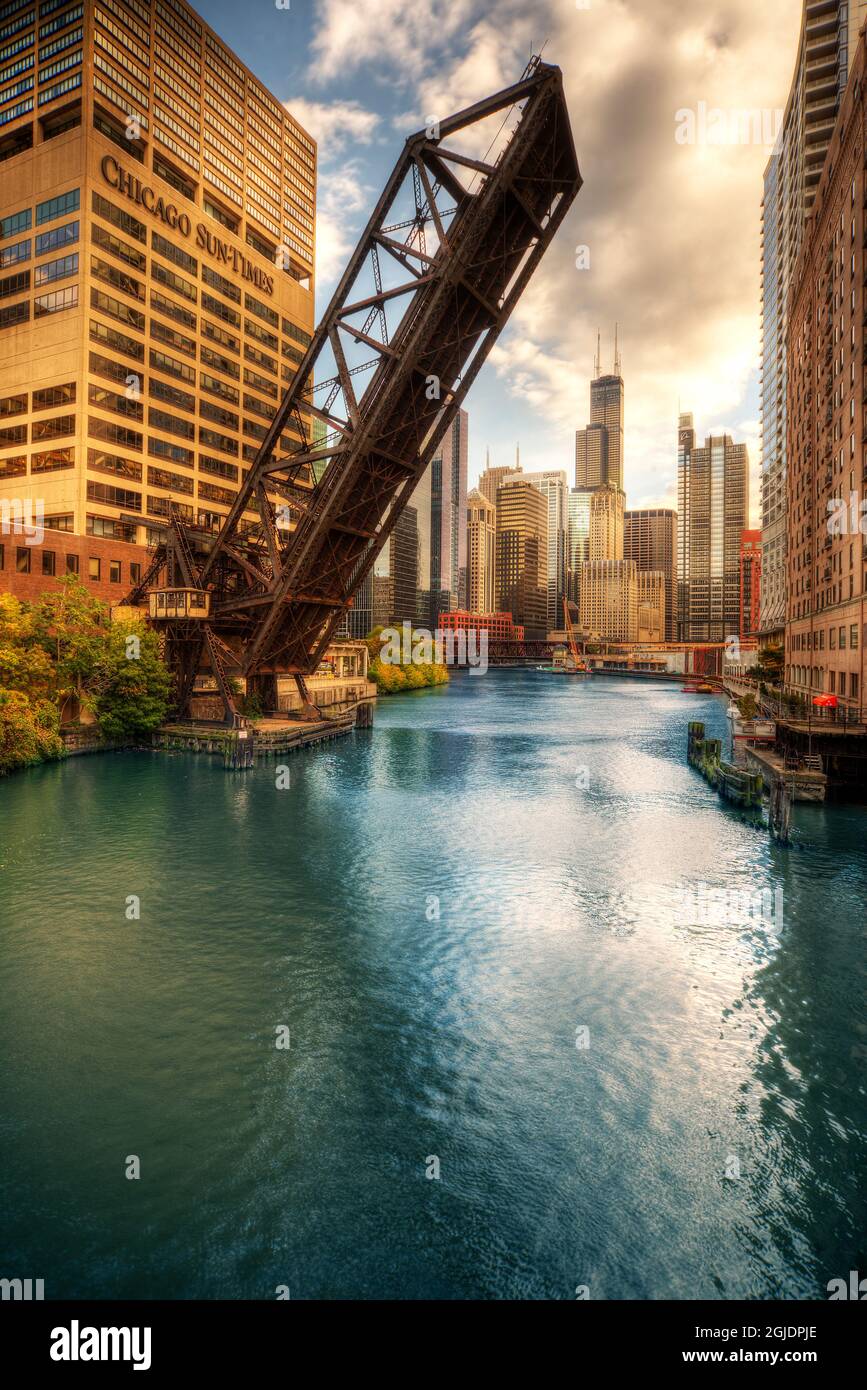 A drawbridge spans the Chicago river in Illinois Stock Photo - Alamy