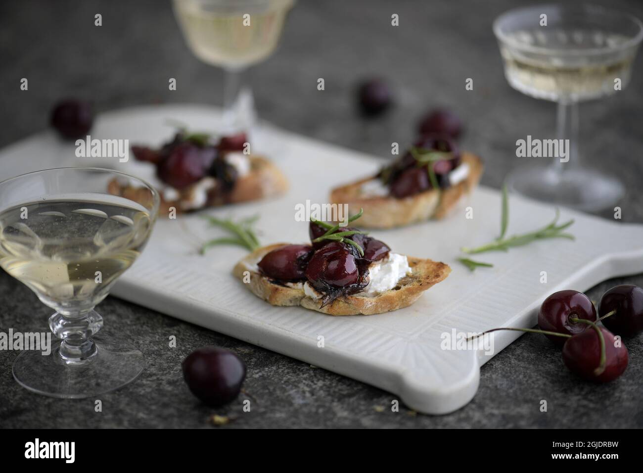Crostini with rosemary, cherries and goat cheese. Photo Janerik ...