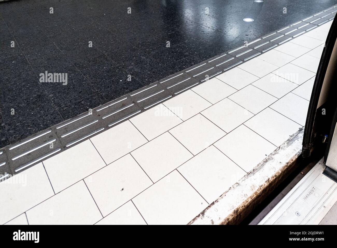 Guideways hi-res stock photography and images - Alamy