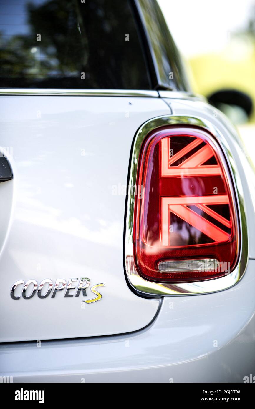 Mini Cooper SE Hatch. A German car that flirts with its British origins ...