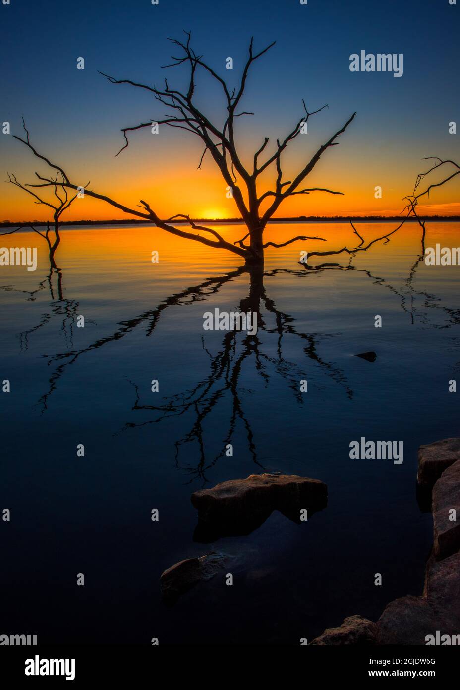 Sun just peaking over the horizon Stock Photo - Alamy