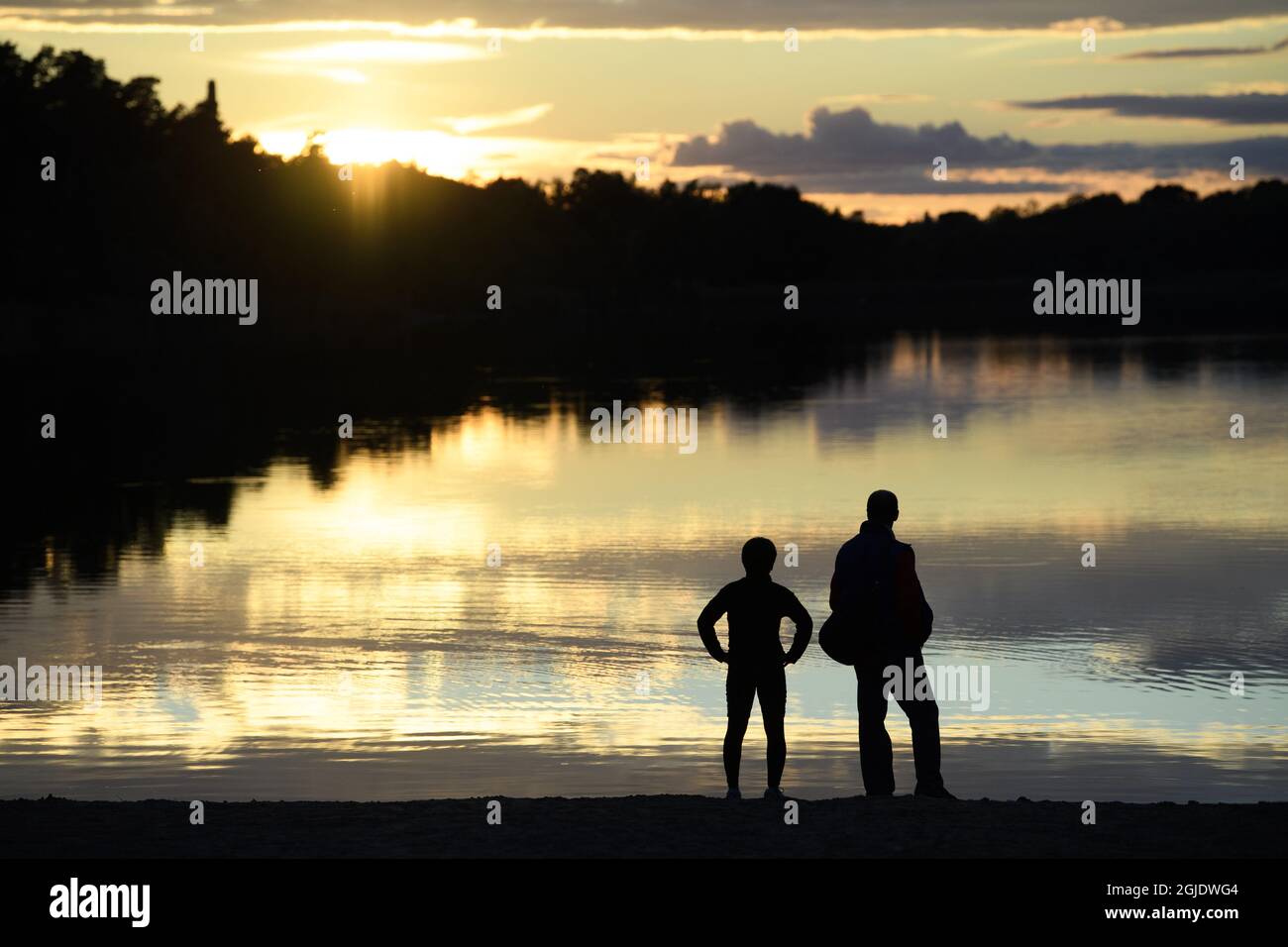Two people watching the sunset at a lake Foto: Henrik Montgomery / TT ...