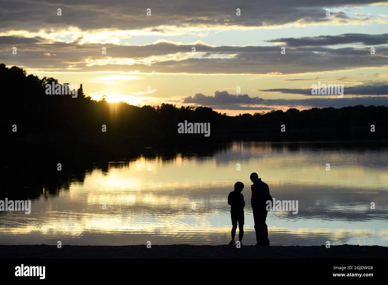 Two people watching the sunset at a lake Foto: Henrik Montgomery / TT ...