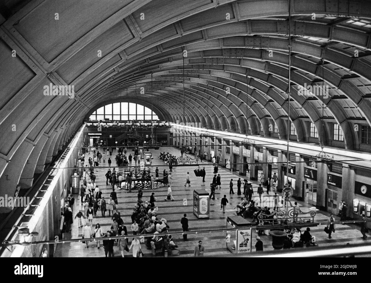 STOCKHOLM 19710611 People in the main hall at Stockholm Central Station ...