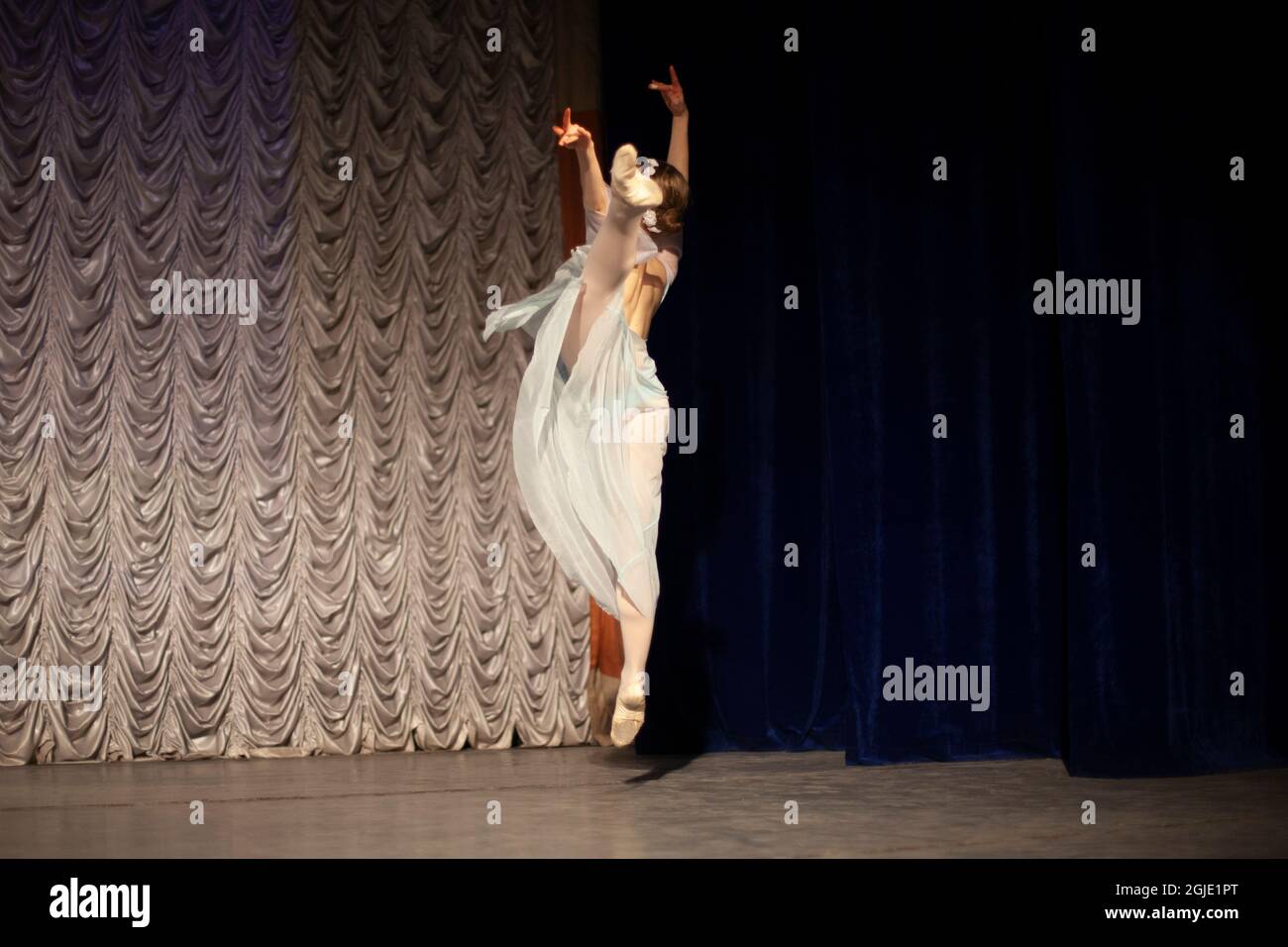 Thin girl hi-res stock photography and images - Alamy