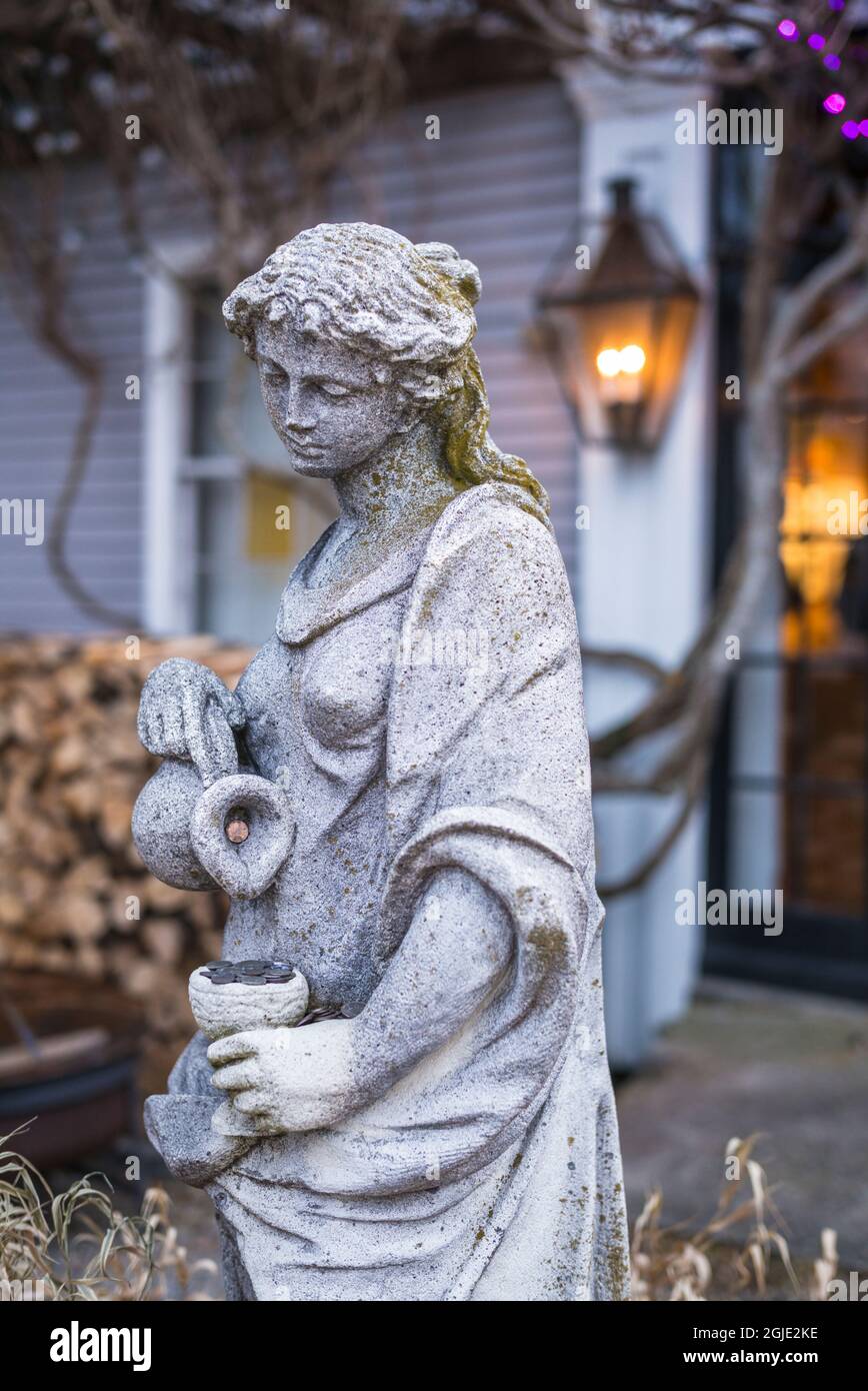 Statue of maiden pouring water hi-res stock photography and images - Alamy