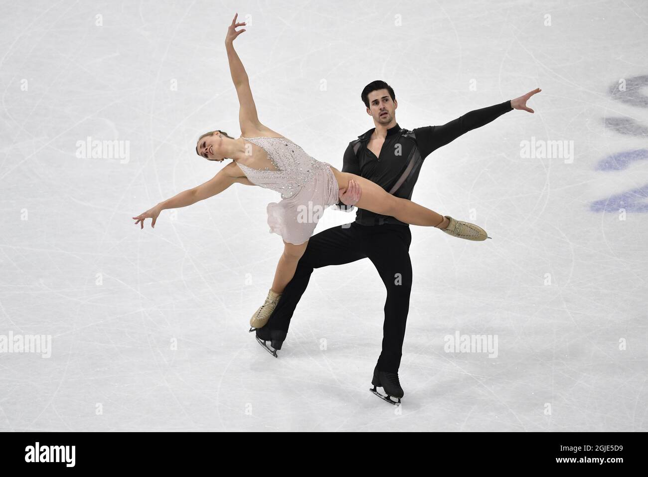 Madison Hubbell and Zachary Donohue of the USA perform during the Ice ...