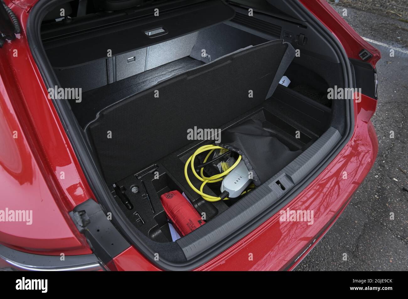 Volkswagen VW Arteon Shooting Brake eHybrid car luggage compartment ...