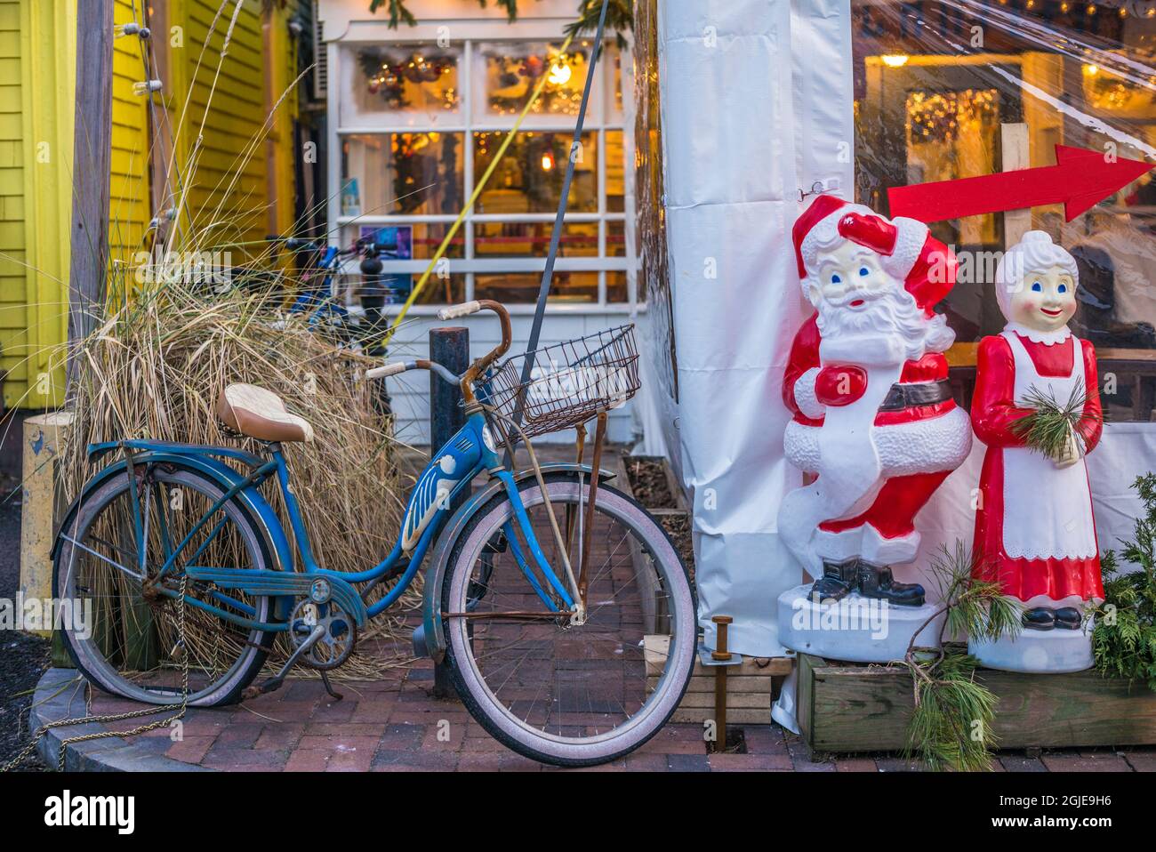USA, Massachusetts, Cape Cod, Provincetown. Santa Claus and Mrs. Claus ...