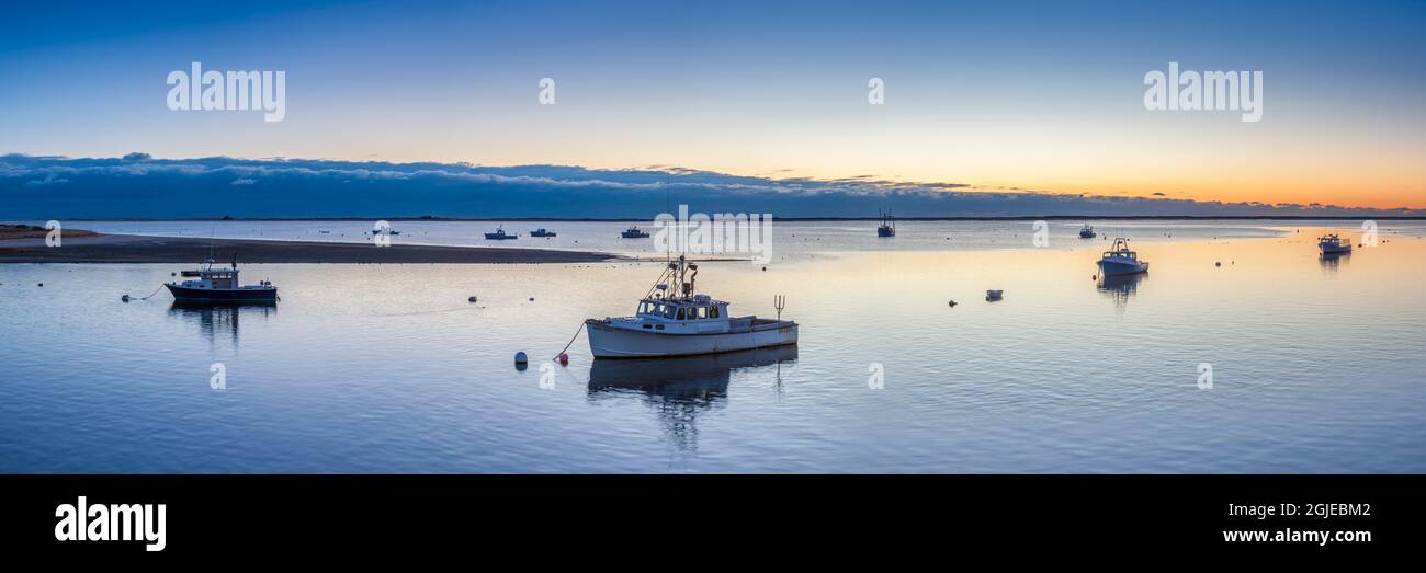 USA, New England, Massachusetts, Cape Cod, Chatham, Chatham Harbor ...