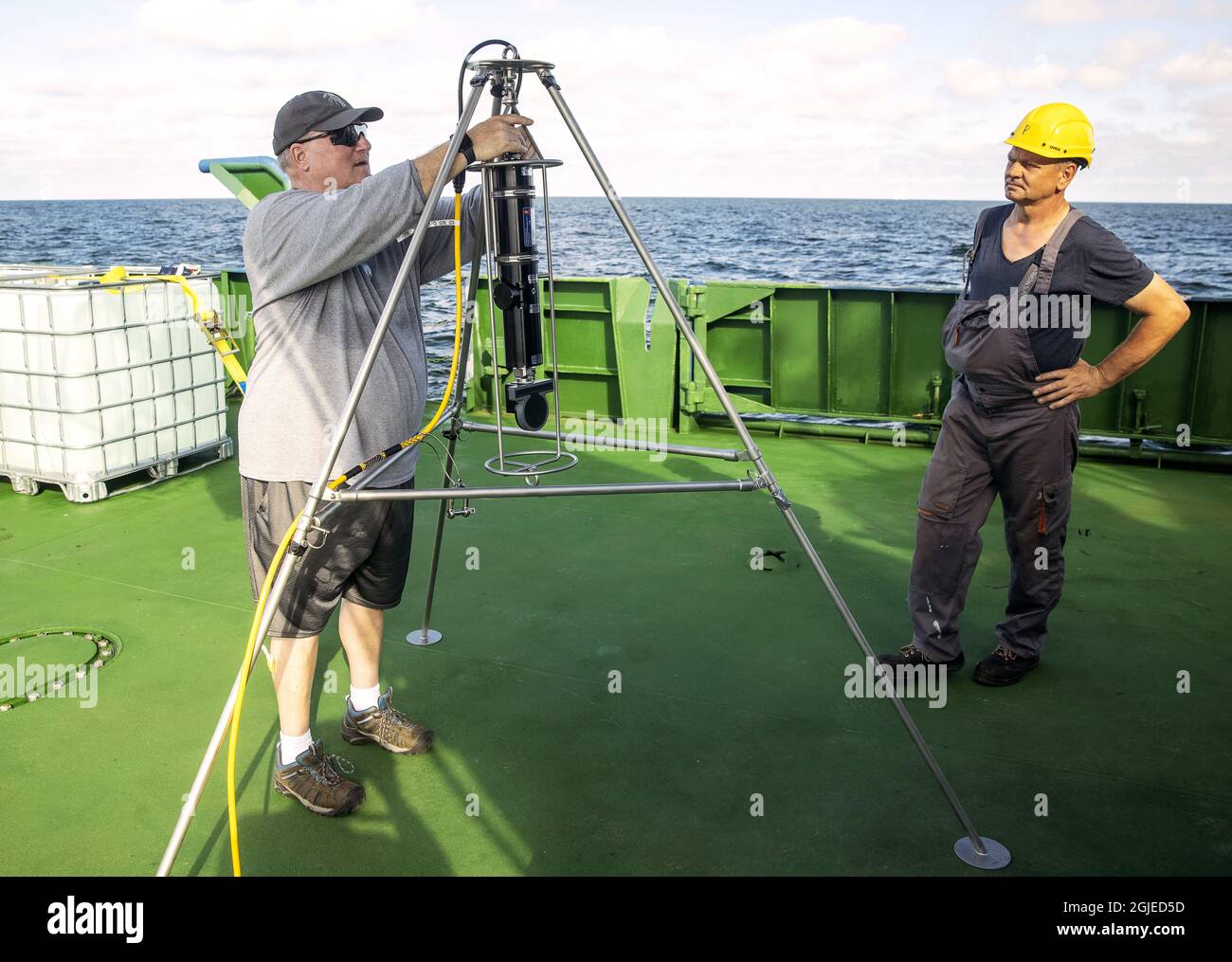 Sonar operator hi-res stock photography and images - Alamy