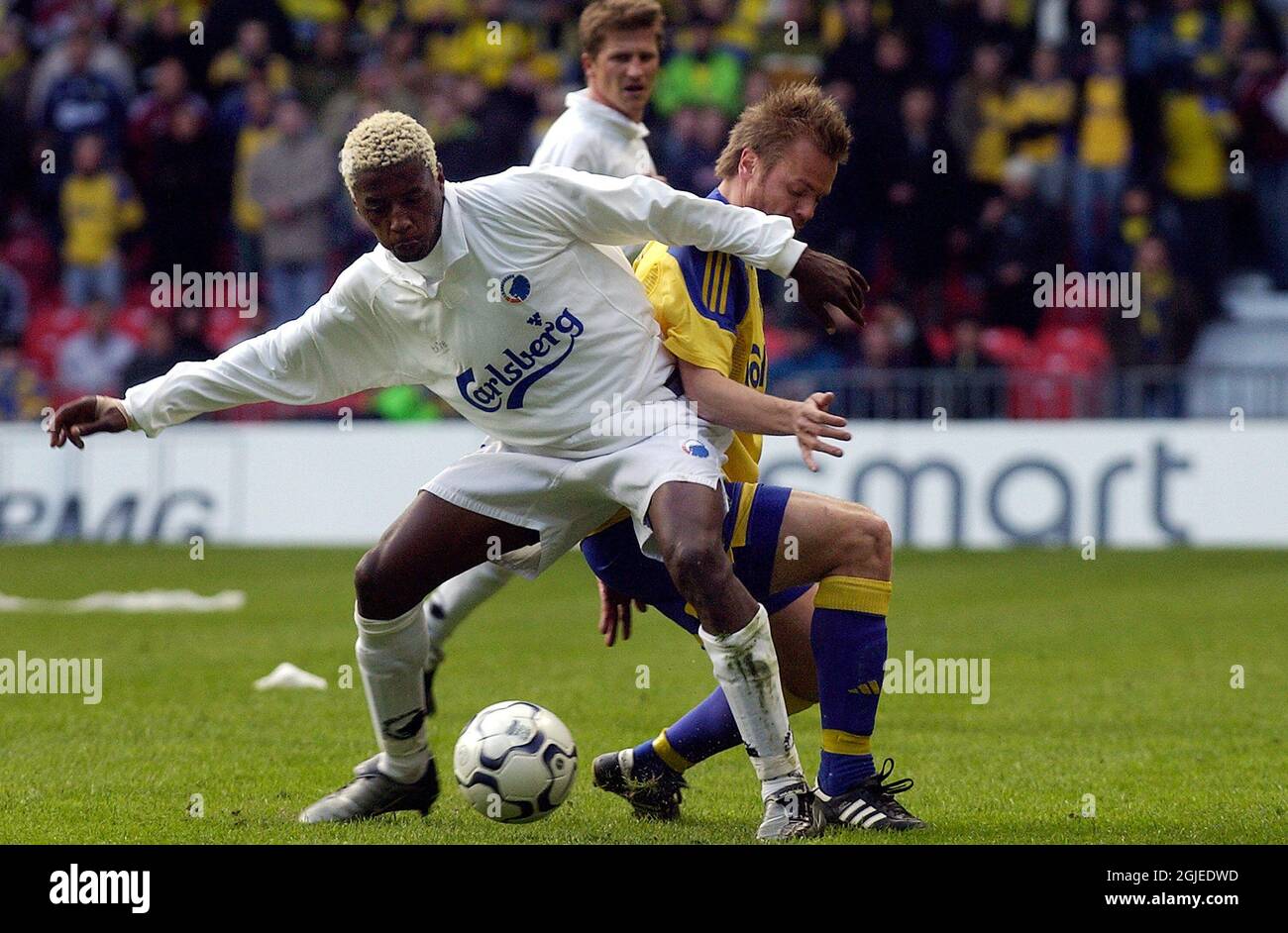 FC Copenhagen's Sibusiso Zuma holds off a challenge Stock Photo - Alamy
