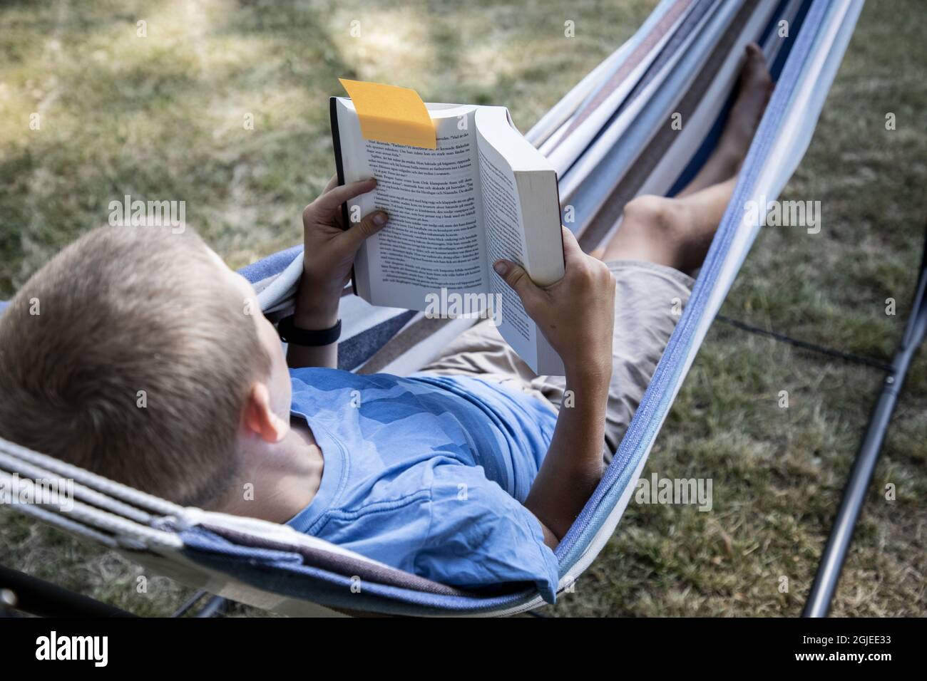 Child reading in a hammock hi-res stock photography and images - Alamy
