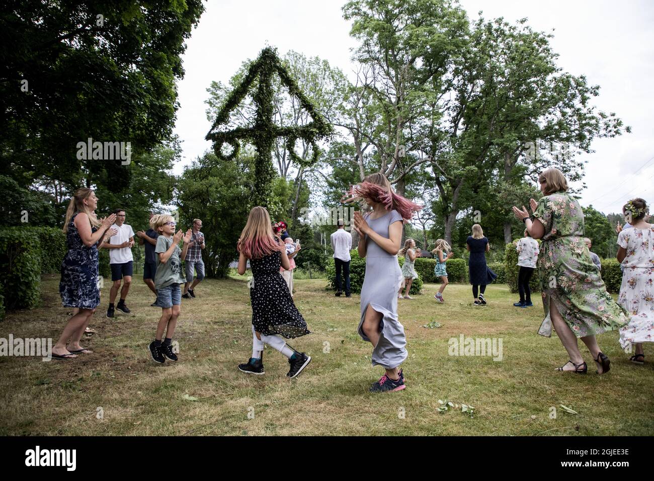 Maypole dancing sweden hi-res stock photography and images - Alamy