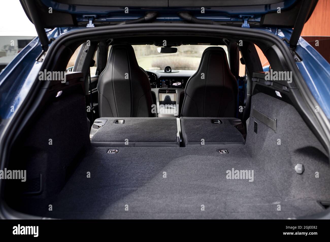 Taycan 4 cross turismo hi-res stock photography and images - Alamy