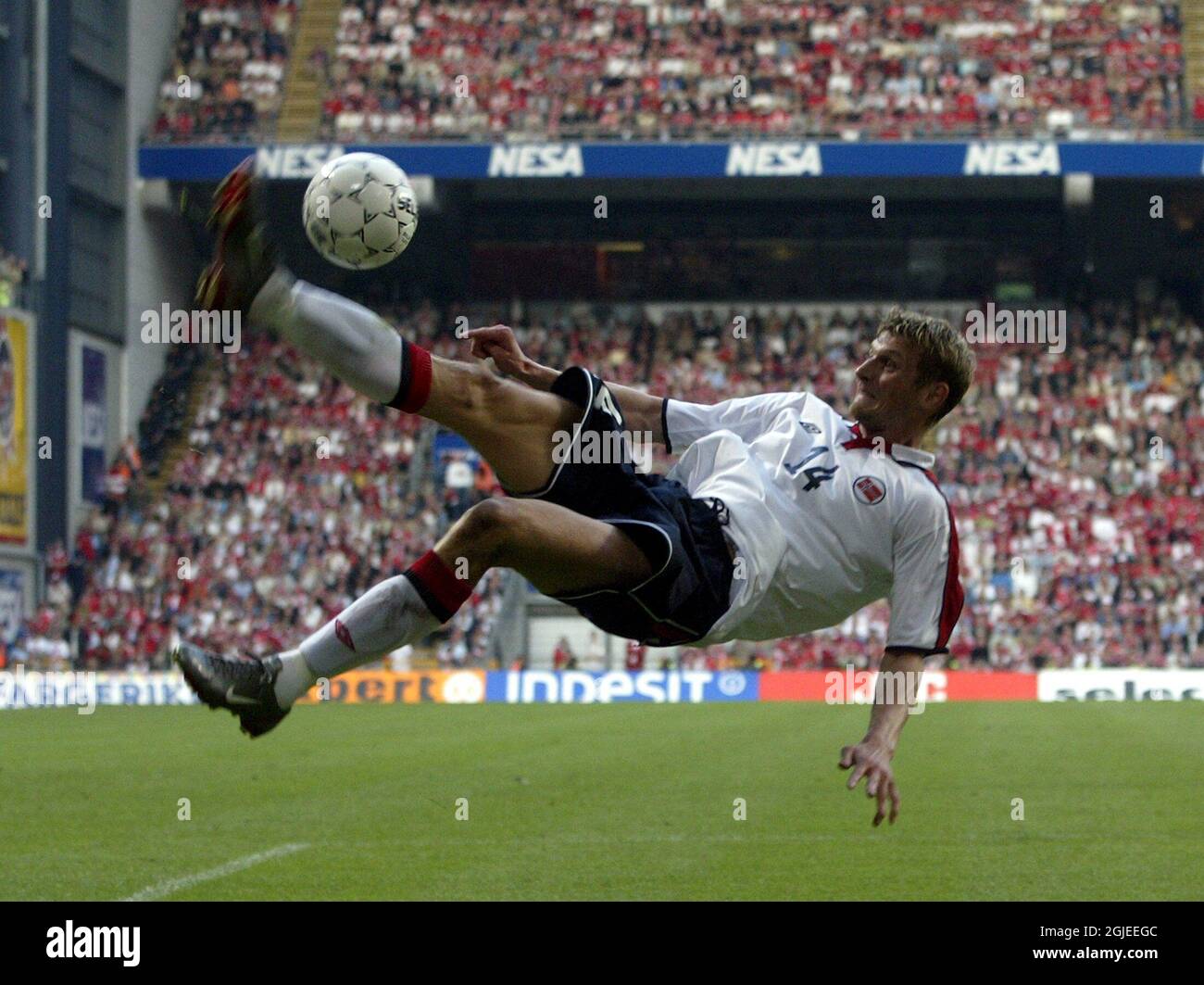 Overhead kick soccer hi-res stock photography and images - Alamy