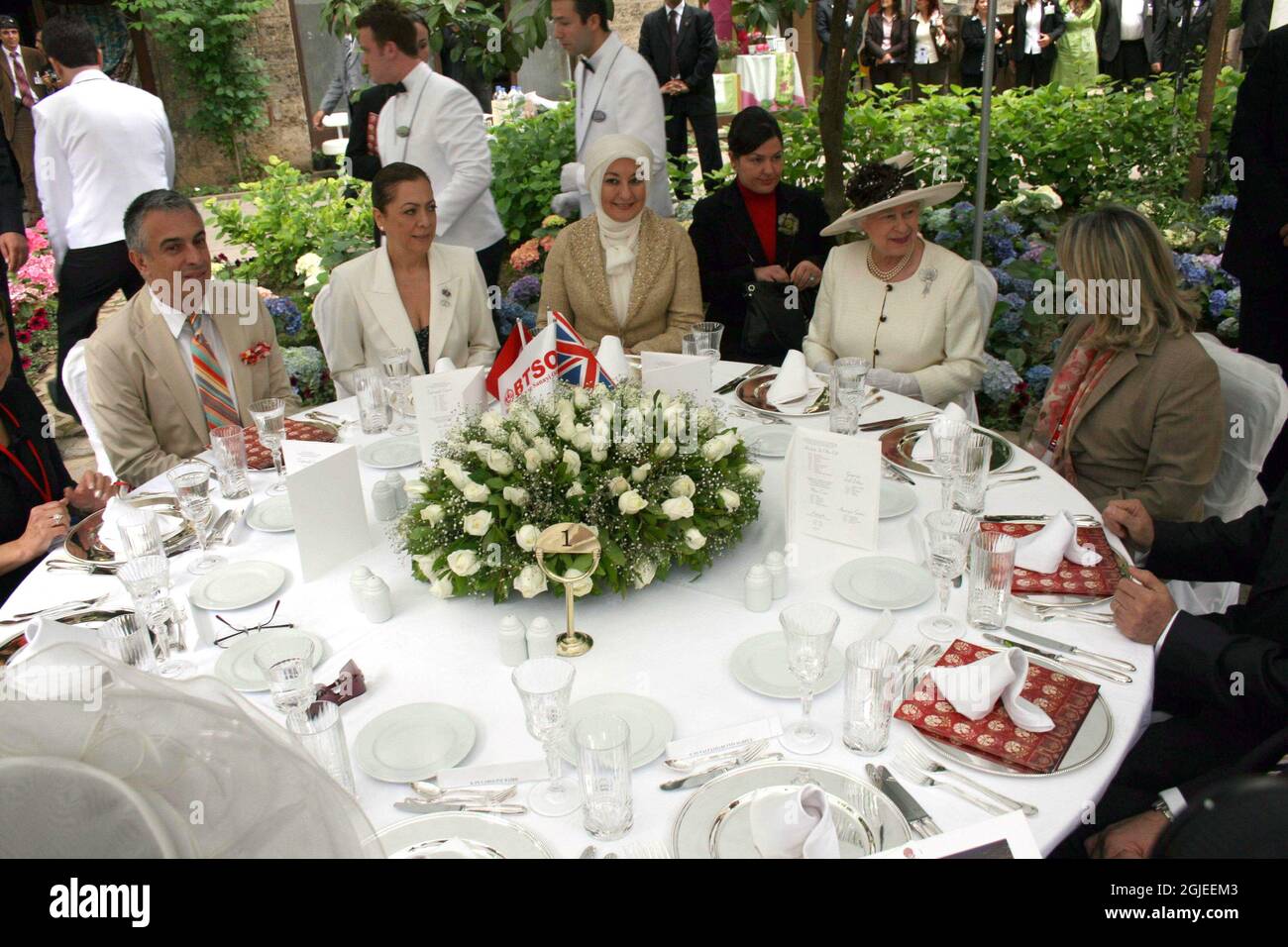 Queen elizabeth ii and hayrunnisa gul hi-res stock photography and ...
