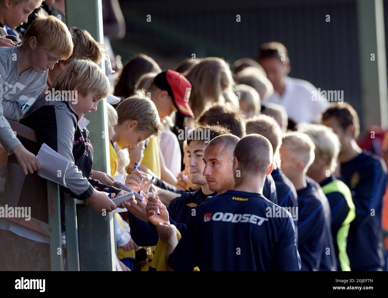 Signing autographs fans sign hi-res stock photography and images - Alamy