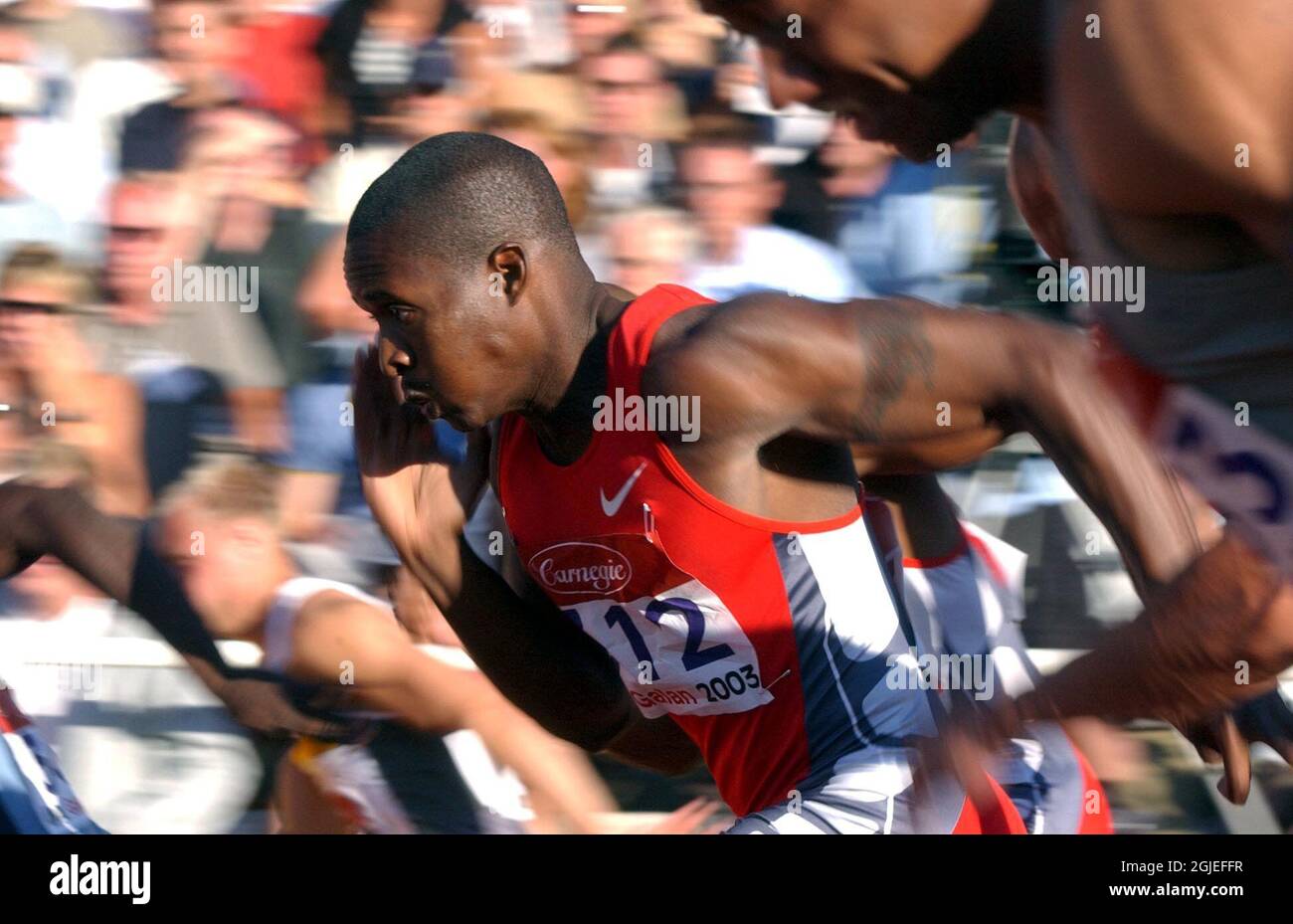 USA's Tim Montgomery at the start of the 100m Stock Photo - Alamy