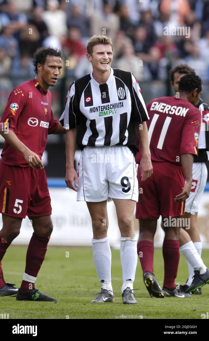 Siena's Tor Andre Flo (r) is marked closely by Roma's Jonathan Zebina ...