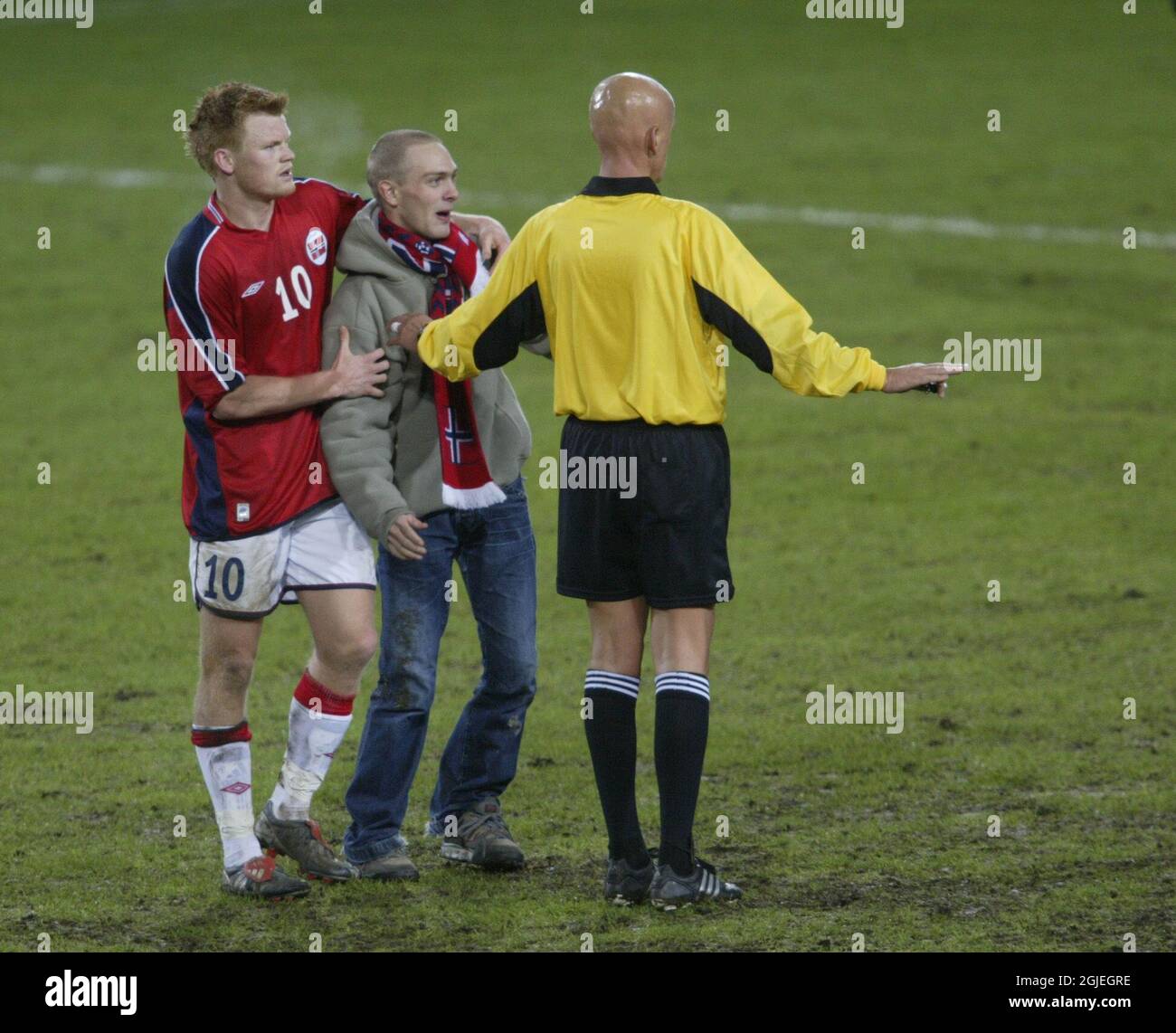 Norway's Jon Arne Riise (l) and referee Pierluigi Collina (r) restrain ...
