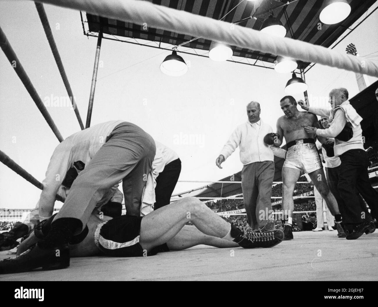 Swedish world heavyweight boxing champion Ingemar Johansson (L ...