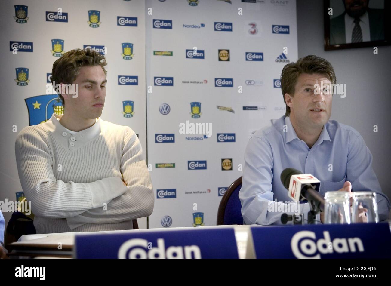 Swedish soccer player Johan Elmander (l) is unveiled by with Brondy ...