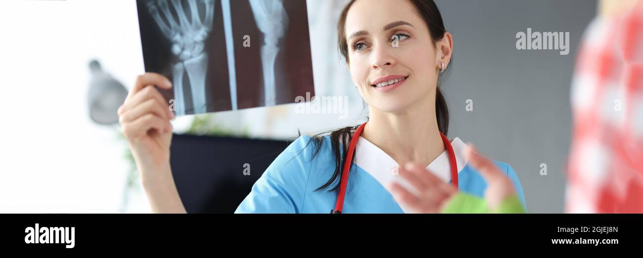 Doctor examines patient hand injury on an X-ray Stock Photo - Alamy