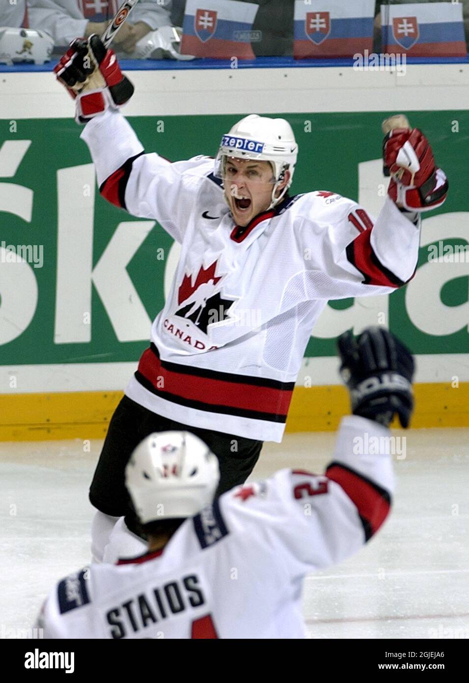 Canada's Shawn Horcoff celebrates scoring the winning goal Stock Photo ...
